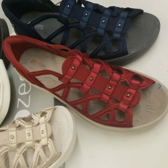 Bzees | Shoes | New Bzees Sapphire Wedge Heel Sandals Washable ...